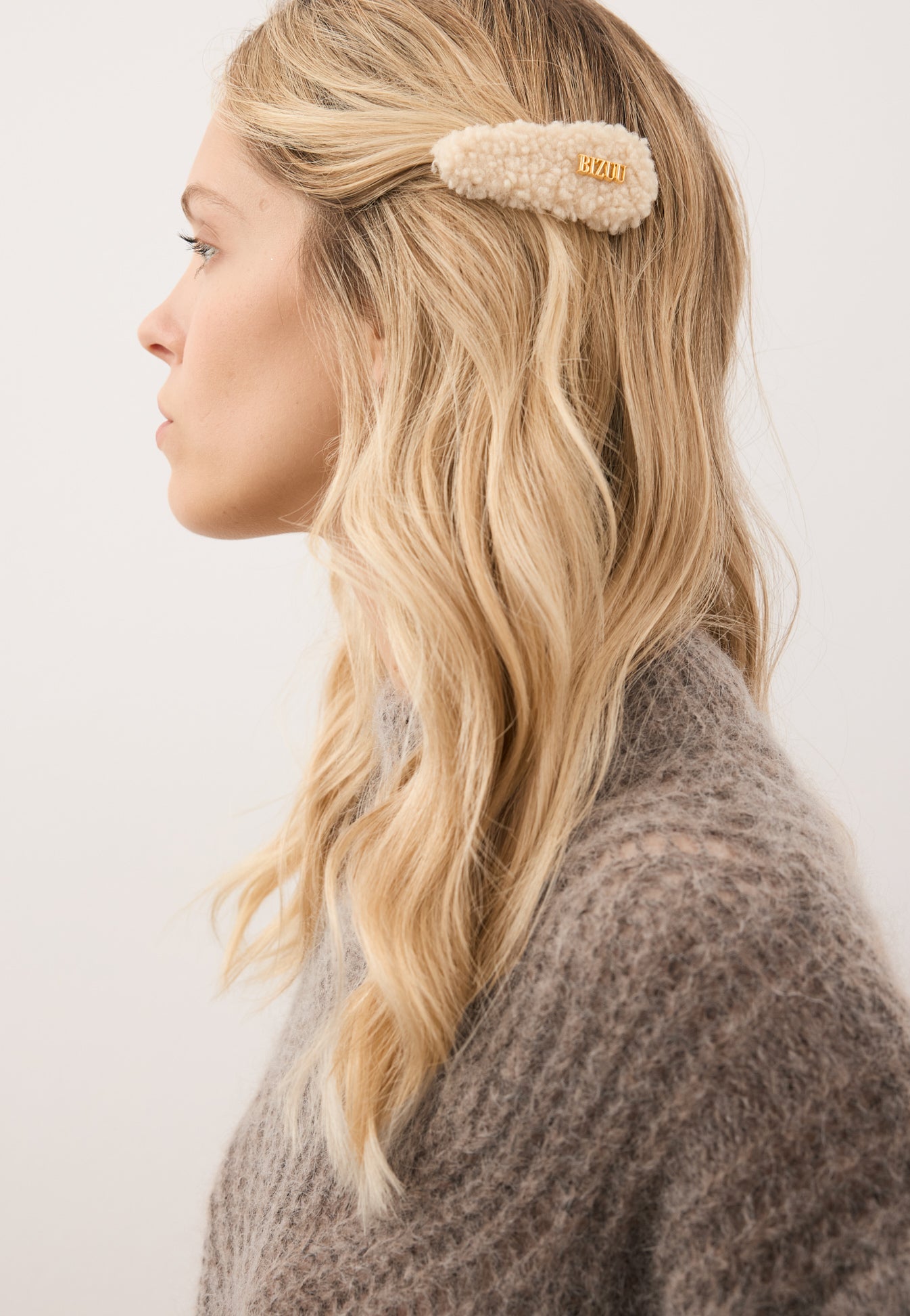 Cream PLUSHA shearling hair clip – Bizuu